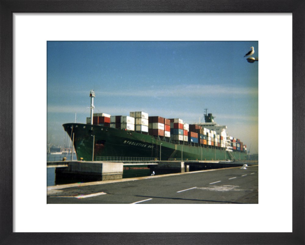 RESOLUTION BAY loading in port – P&O Heritage Prints